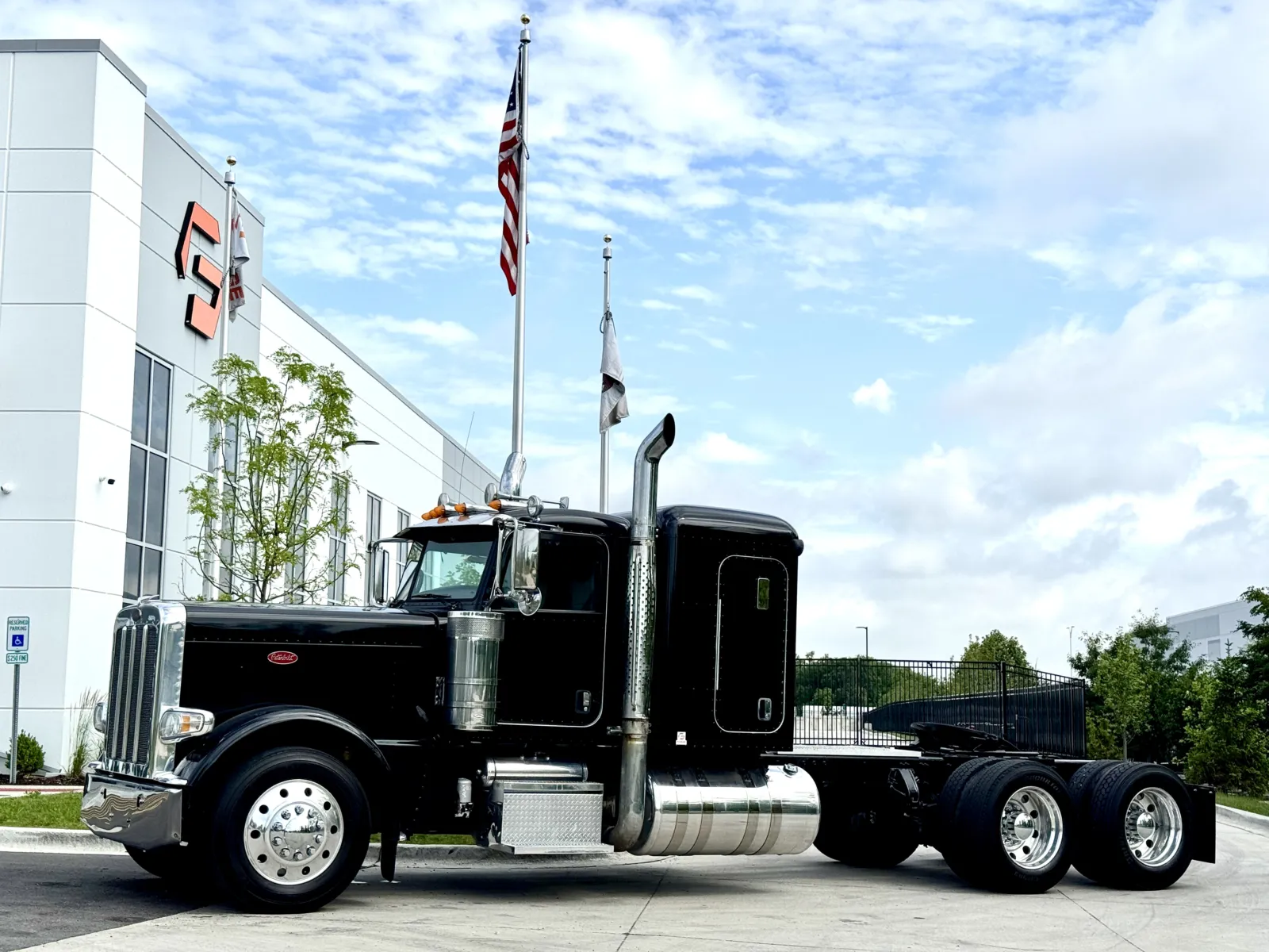 Why the Peterbilt 389 is One of the Best Truck Models Ever Made | Forge ...