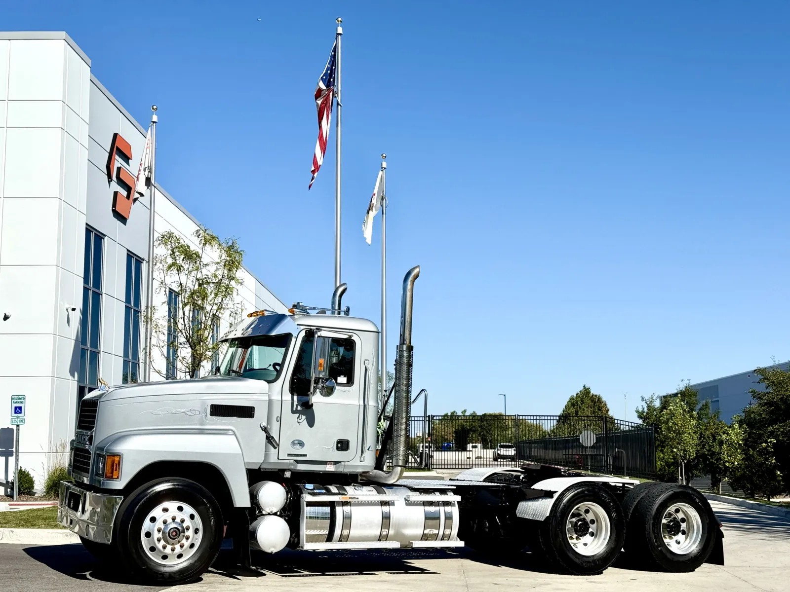Used 2020 MACK PINNACLE for sale in New Lenox, IL at Forge Truck ...