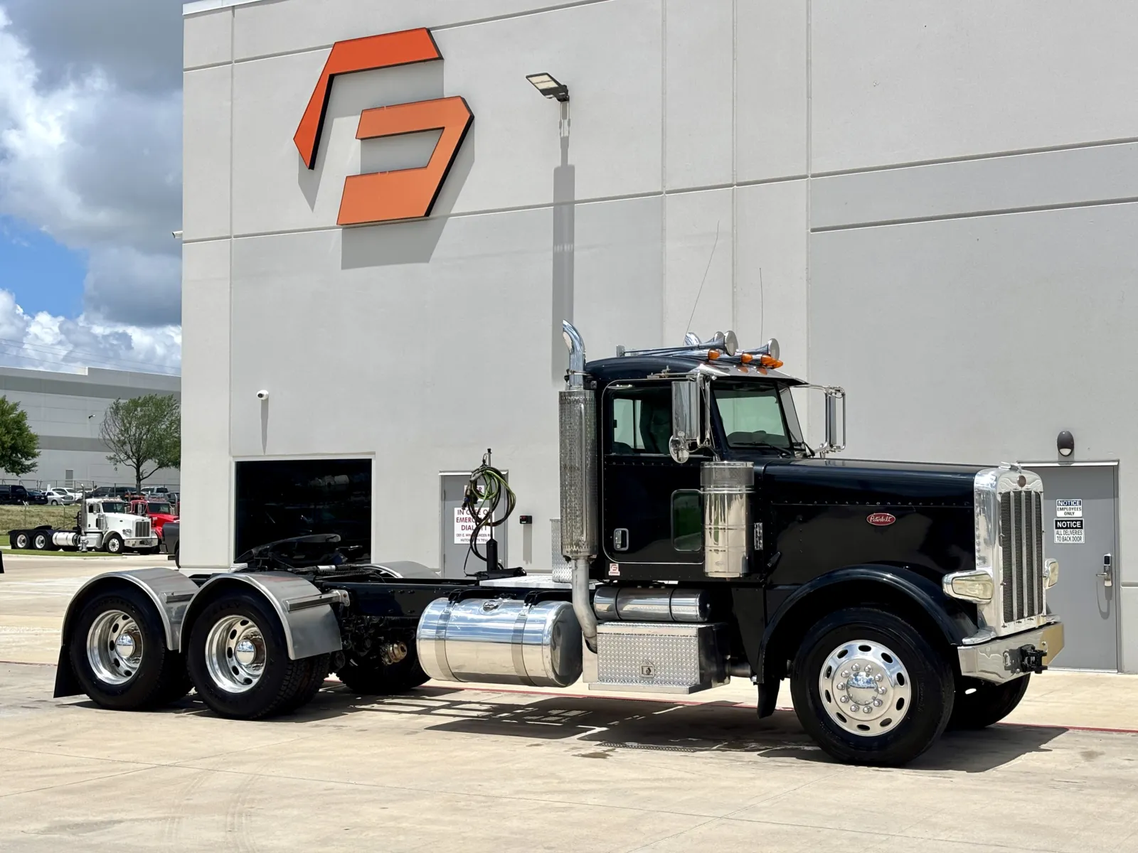 Used 2009 PETERBILT 388 for sale in Hutchins, TX at Forge Truck Centers | VIN: 1XPWDB0X09D780920