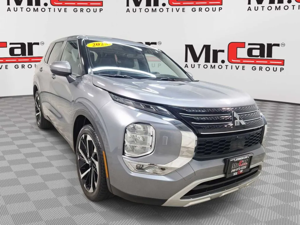 Used 2023 Mitsubishi Outlander SE Special Edition for sale in ...