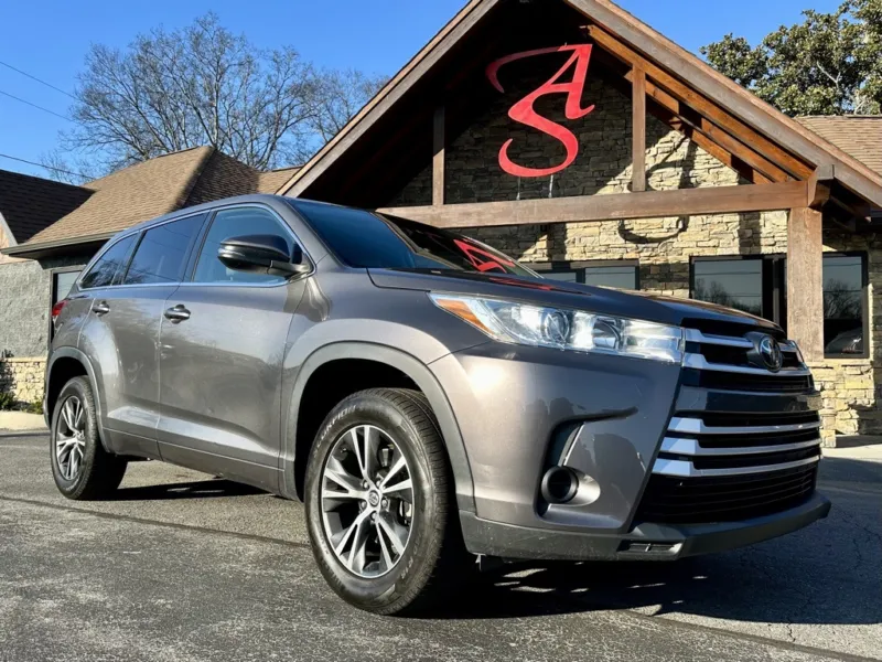 Used 2018 Toyota Highlander LE for sale in Maryville, TN at Auto ...