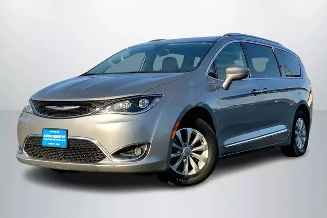 Used 2018 Chrysler Pacifica Touring L Minivan 4D for sale in Janesville ...