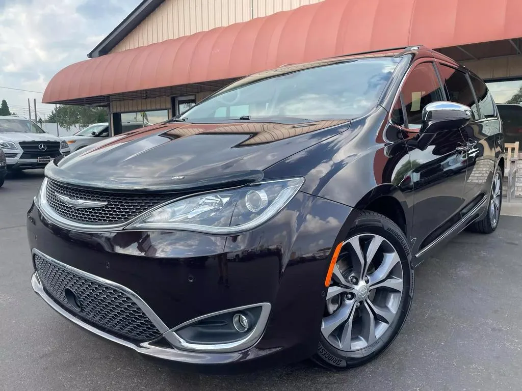 Used 2017 Chrysler Pacifica Limited Minivan 4D for sale in Indianapolis ...