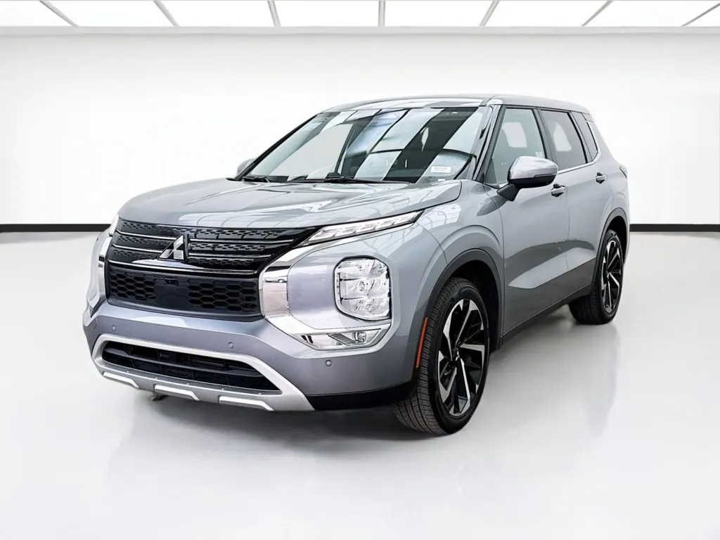 Used 2024 Mitsubishi Outlander SE w/ Pano Sunroof for sale in ...