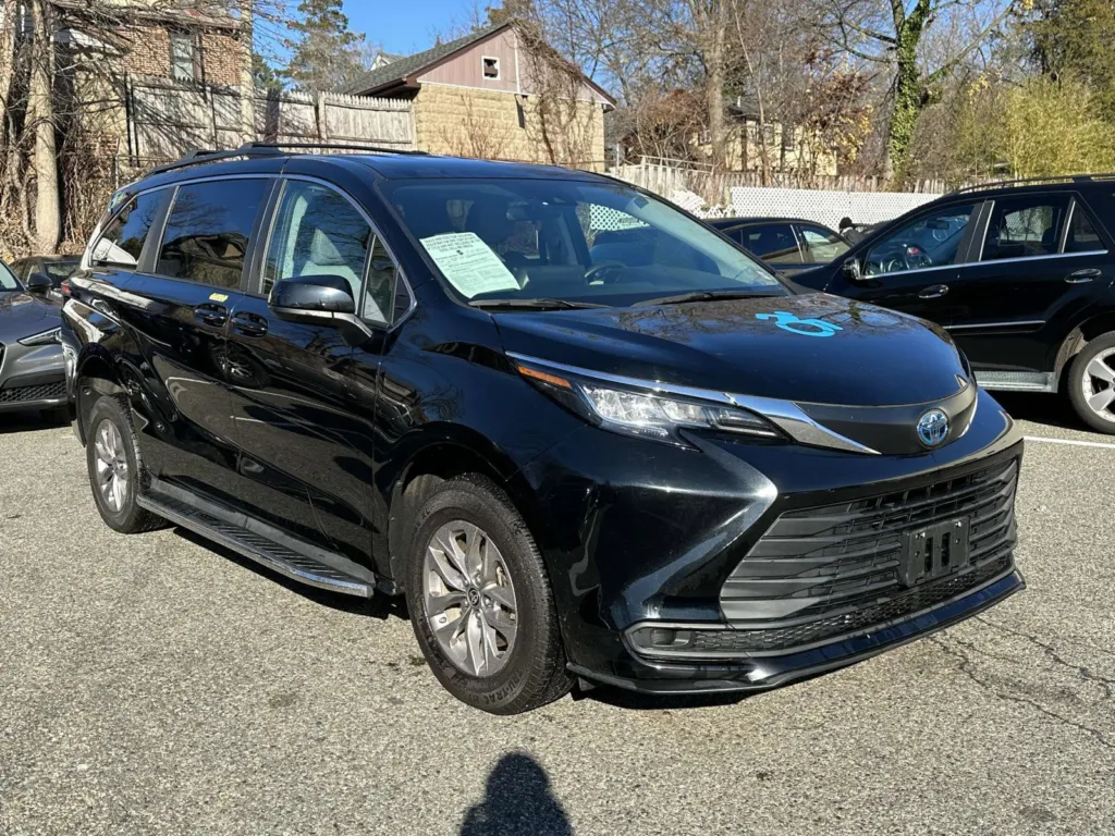 Used 2022 Toyota Sienna LE 8-Passenger 120.5 WB for sale in Great Neck ...