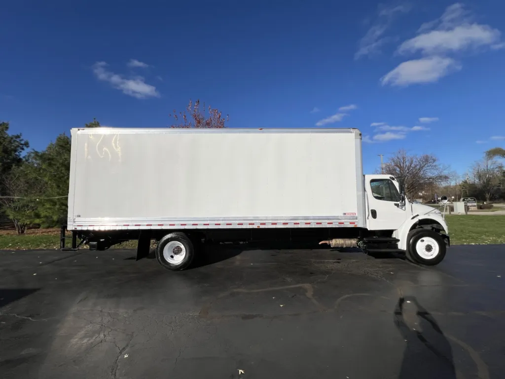 Used 2019 Freightliner M2 106 26ft Box Truck with Lift Gate for sale in ...