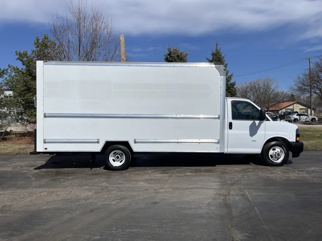 Used 2020 GMC 3500 16ft Box Truck for sale in Crystal Lake, IL at ...