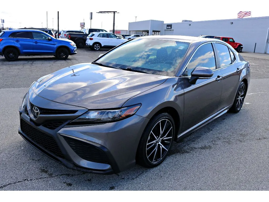 Used 2021 Toyota Camry SE for sale in Terre Haute, IN at Dorsett ...