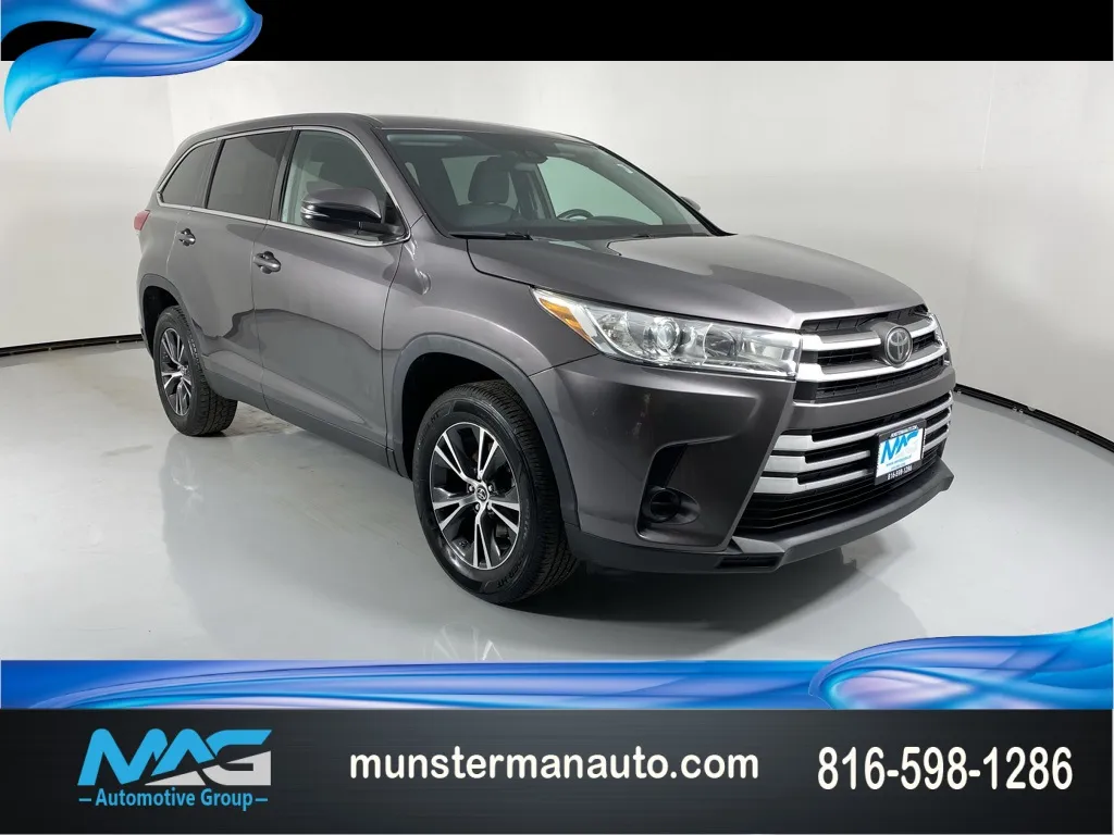 Used 2019 Toyota Highlander LE for sale in Blue Springs, MO at ...